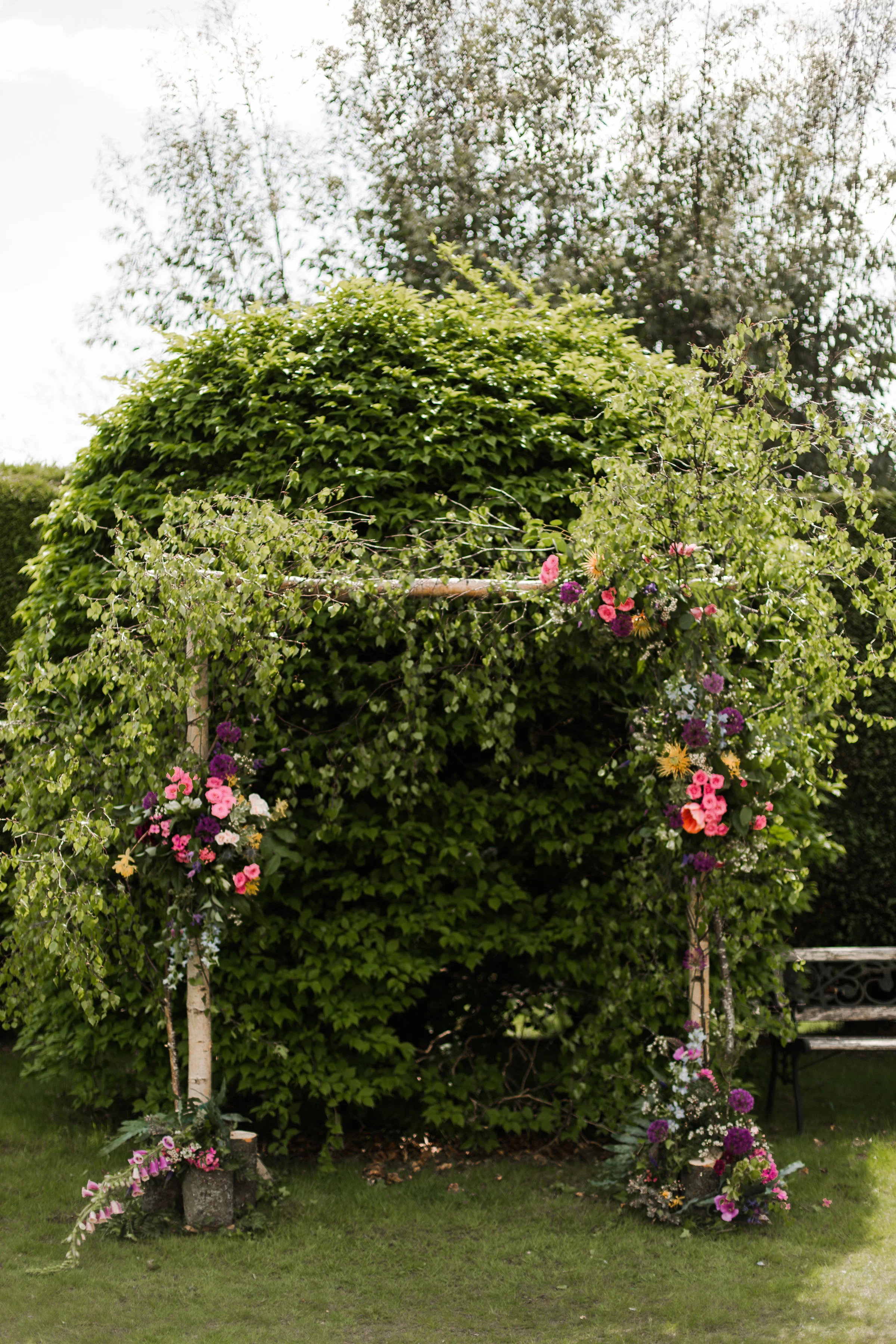 A guide to wild flower wedding arches — Sustainable Wild Flower Wedding ...