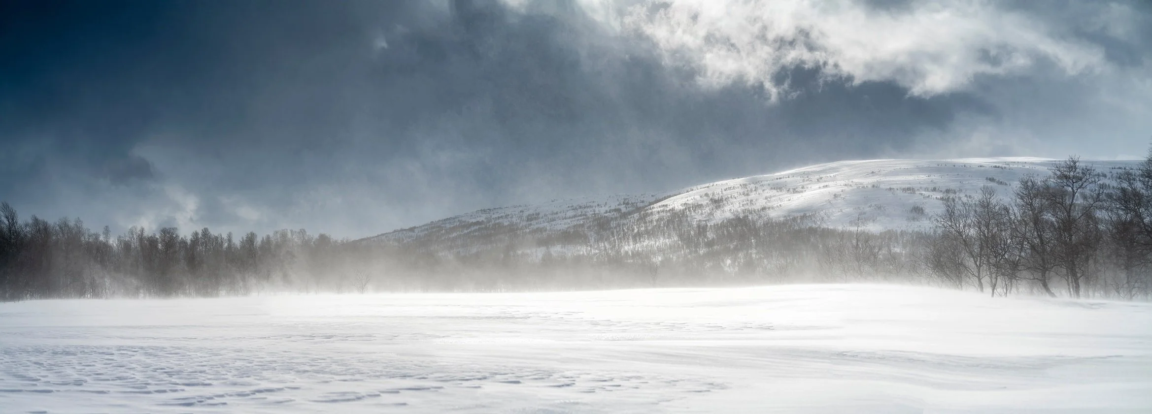 How drifting snow slows down winds over the polar ice caps
