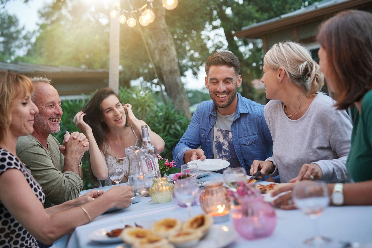 Do We Really Become Less Sociable as We Age? Here's the Science