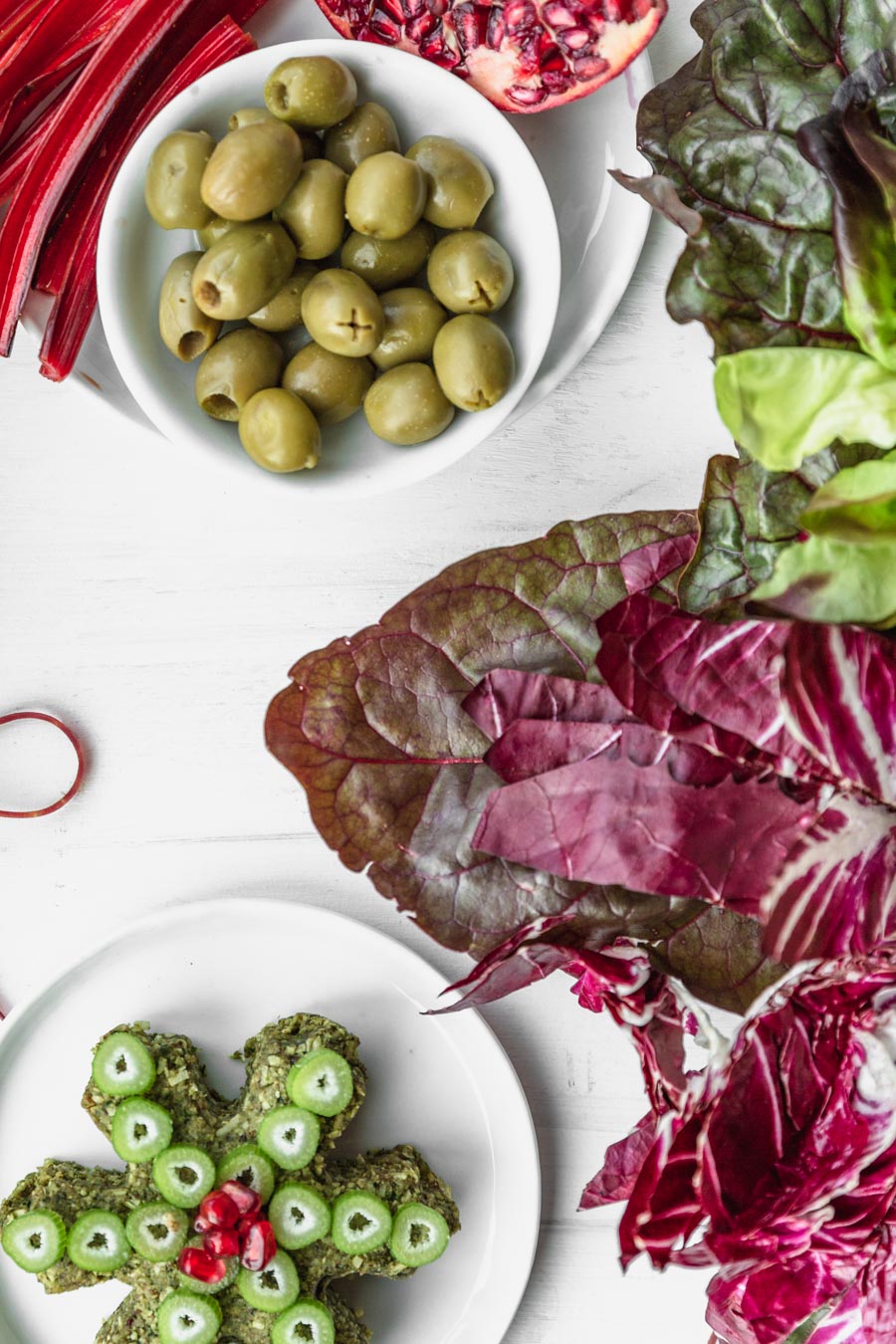Easy Rustic Red and Green Christmas Veggie Platter • Beautiful Ingredient