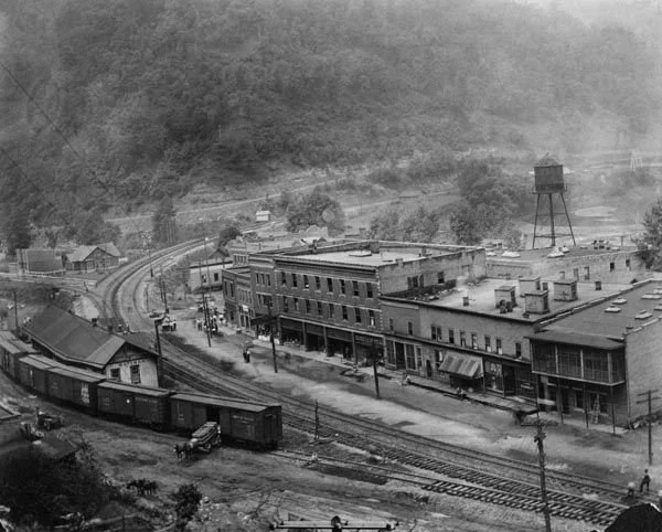 In August 1921, an estimated 15,000 coal miners and their allies ...