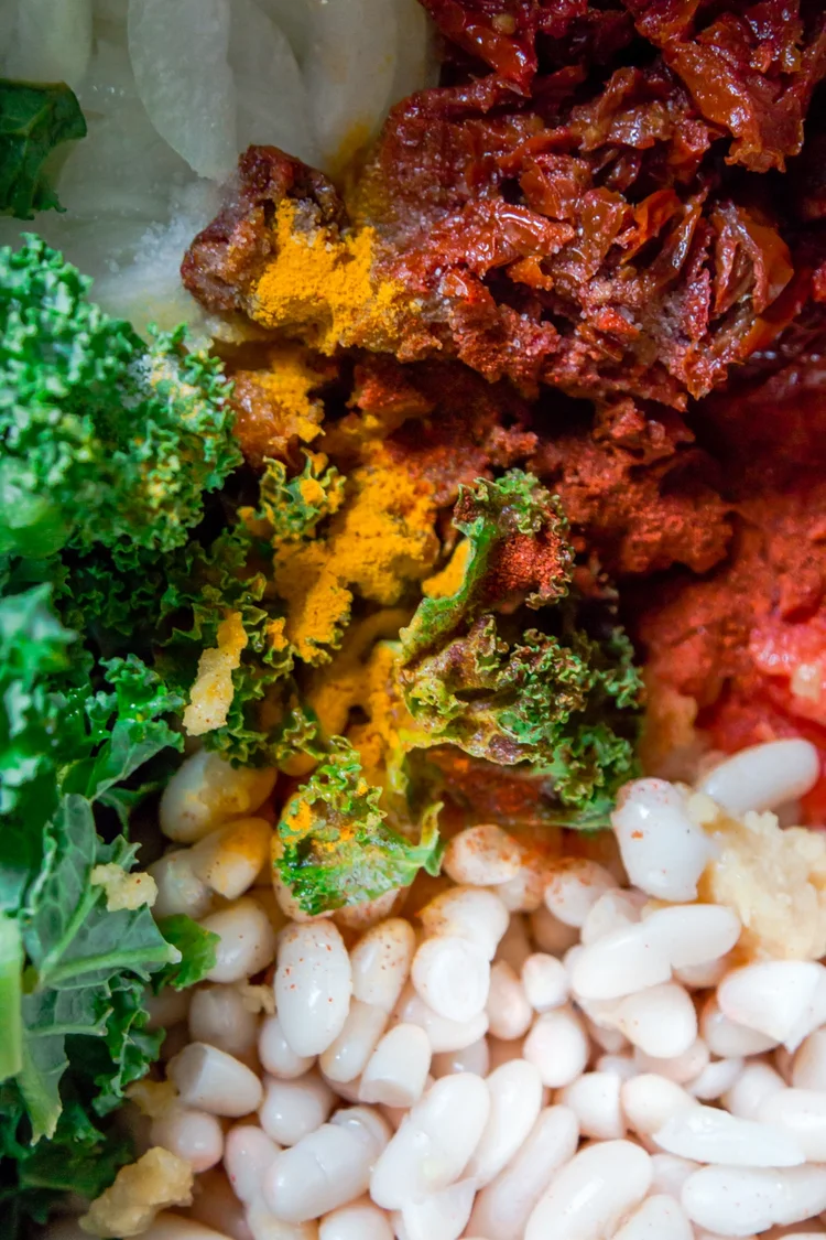 1 Pot Loubia Stew with Sundried Tomatoes and Kale (Vegan Bean Stew ...