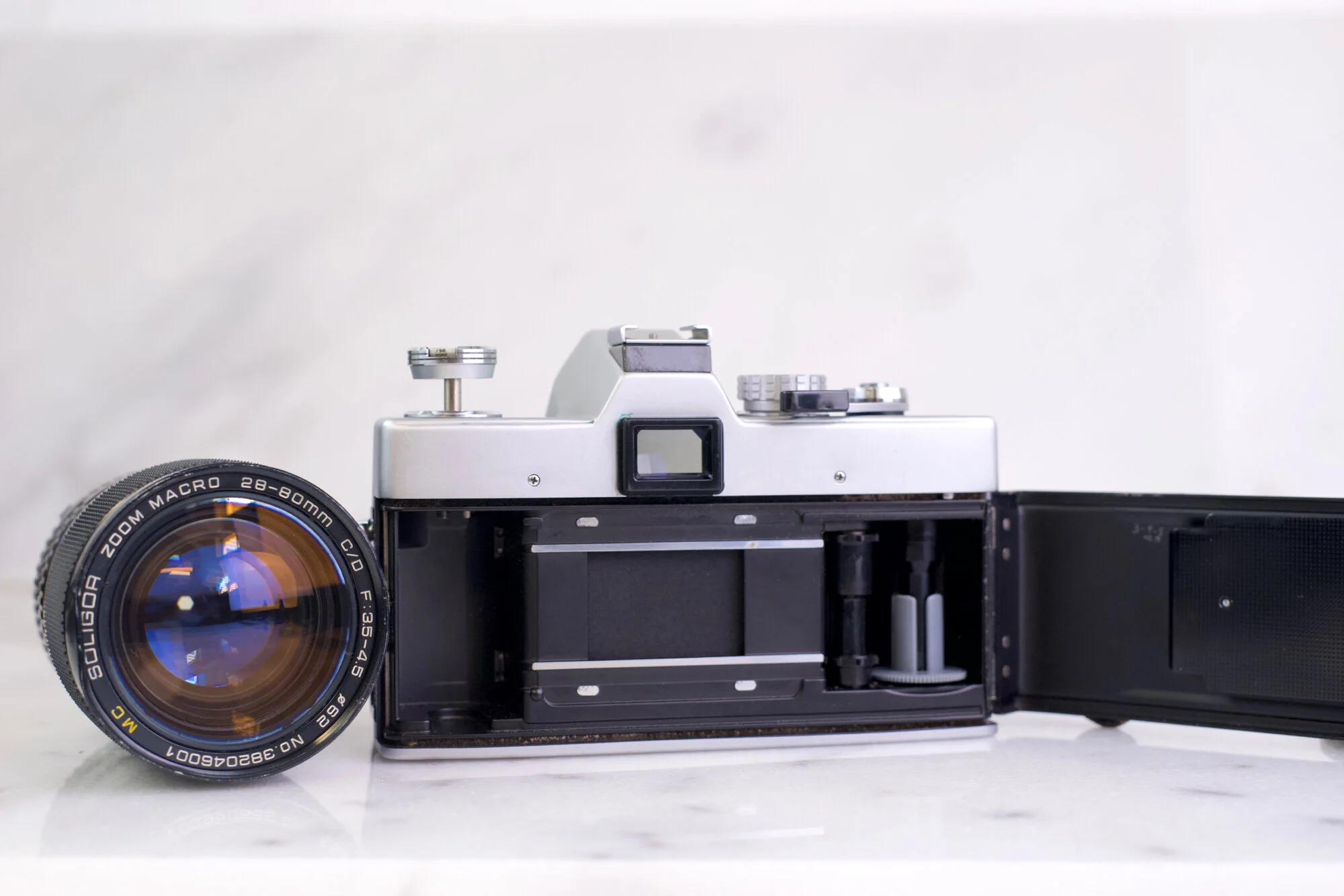 Minolta SRT 100 35mm Film Camera with 28-80mm Zoom Lens, Lens Cap and ...