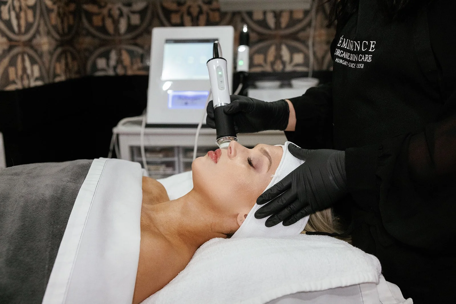 Glo2Facial (Geneo) — Label Me Lindsay