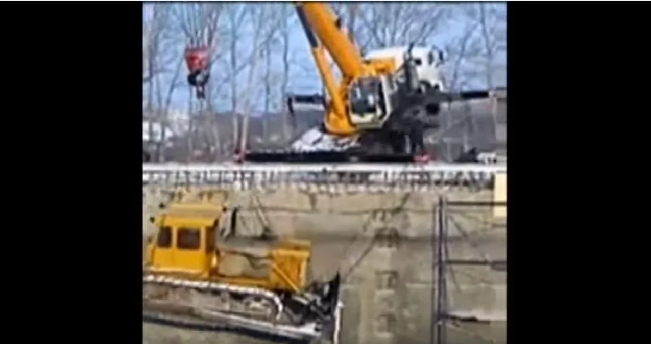 crane and bulldozer fall into pit fail — Construction Junkie Blog ...