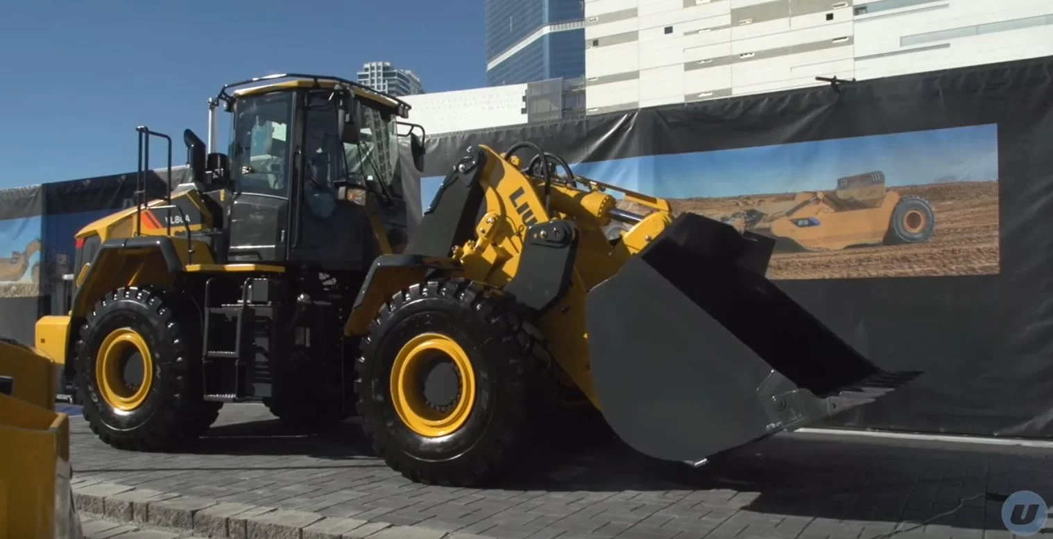 [VIDEO] World’s First Vertical Lift Wheel Loader — Construction Junkie