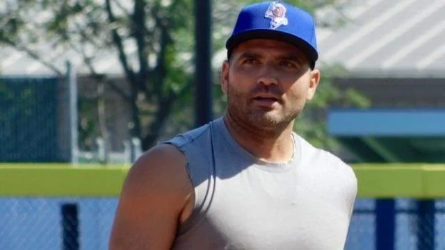 Elliott: First a bat, then a ball sideline Votto as he continues long ...