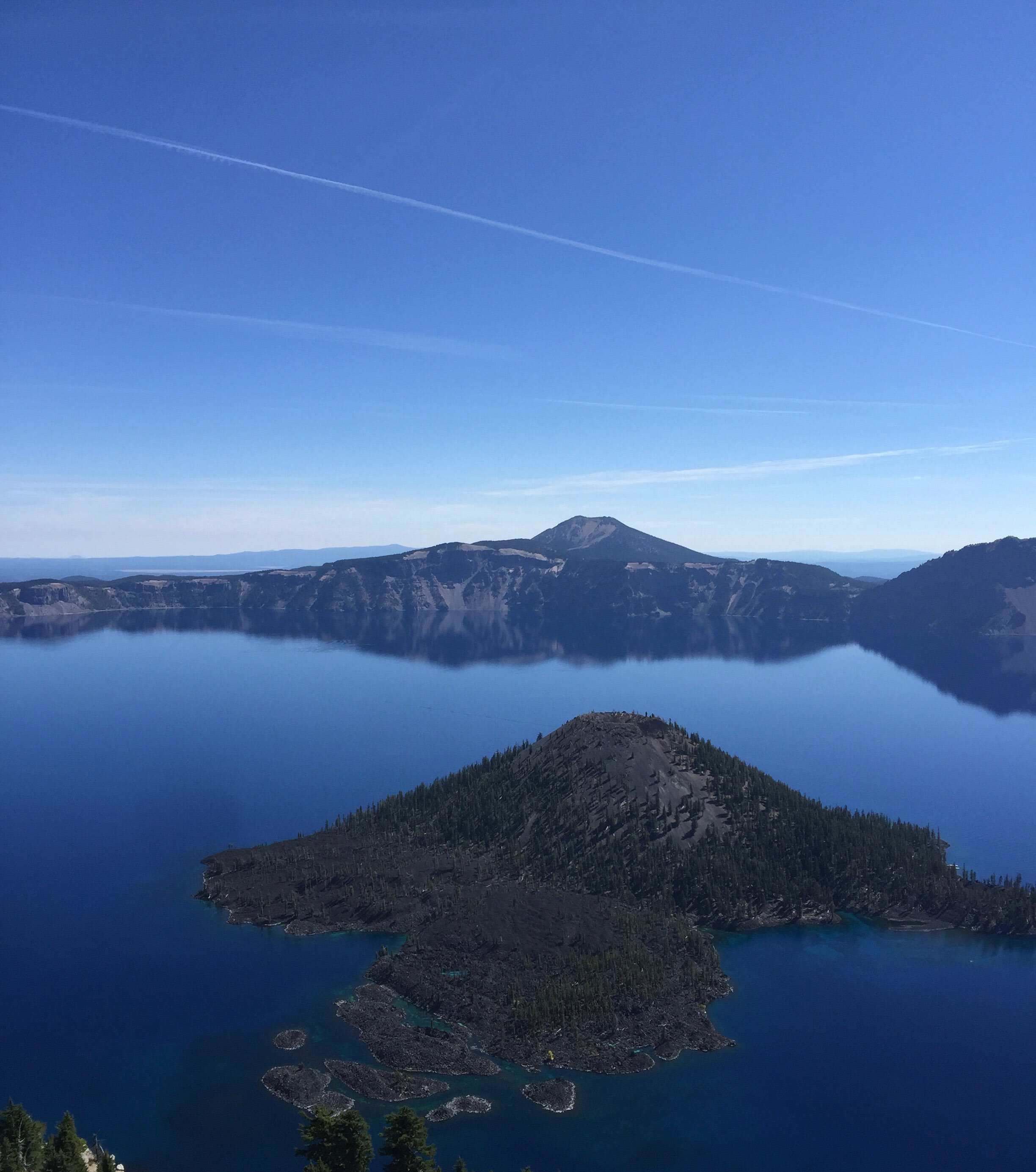 Explore the world's tallest "creature" and most beautiful volcanic lake ...
