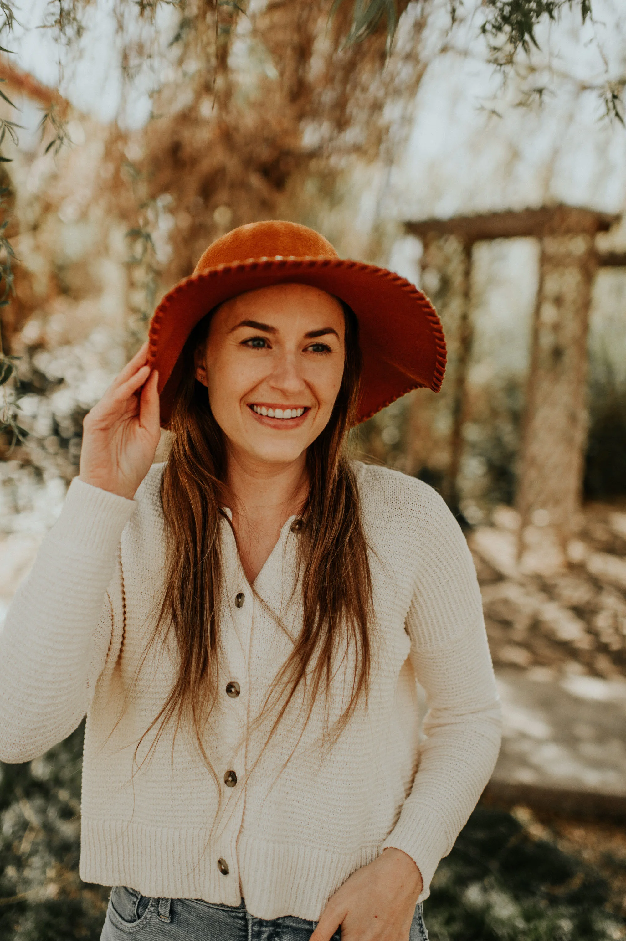 Moody millennial spring outfit idea + photo shoot tips