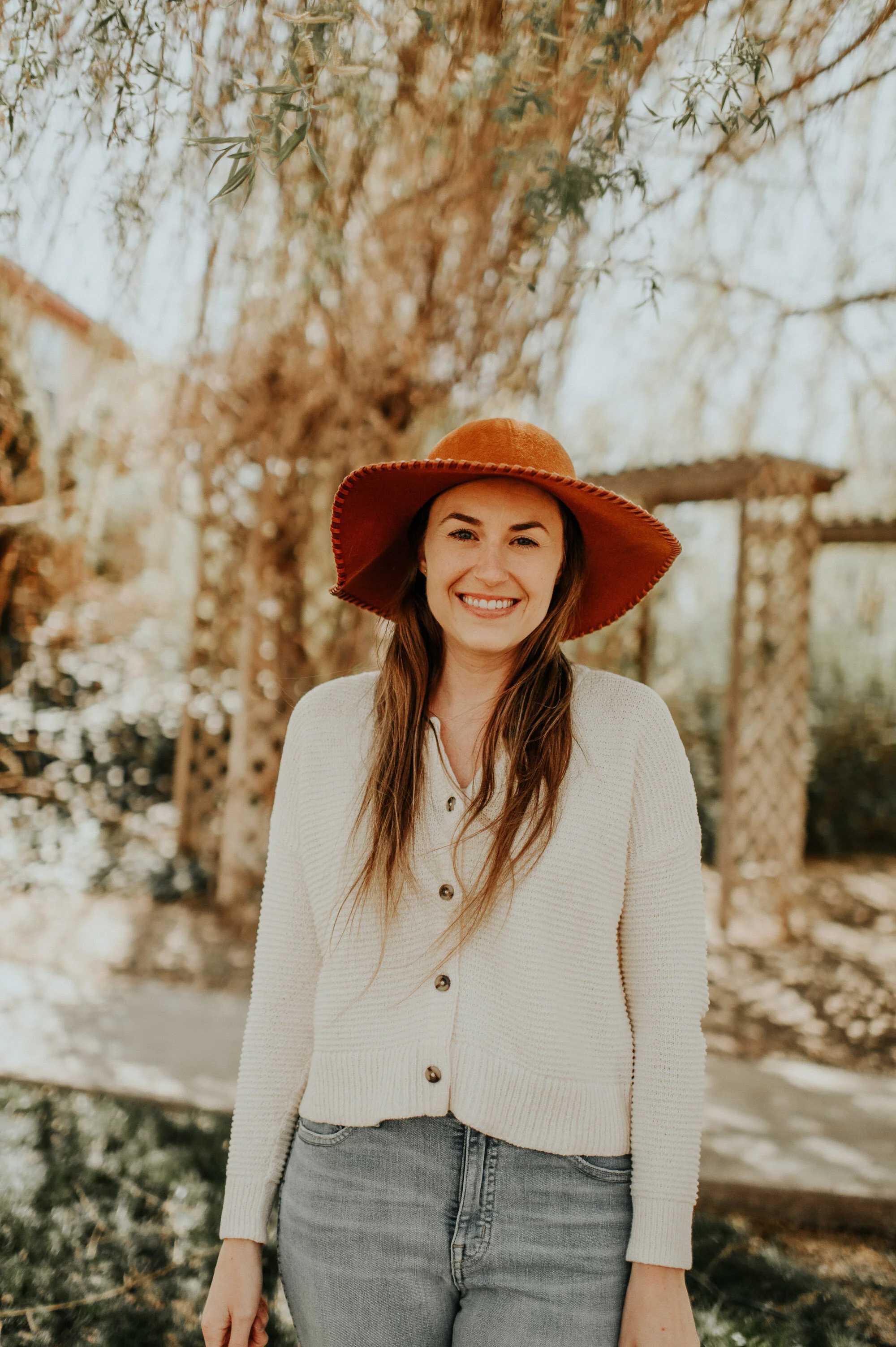 Moody millennial spring outfit idea + photo shoot tips