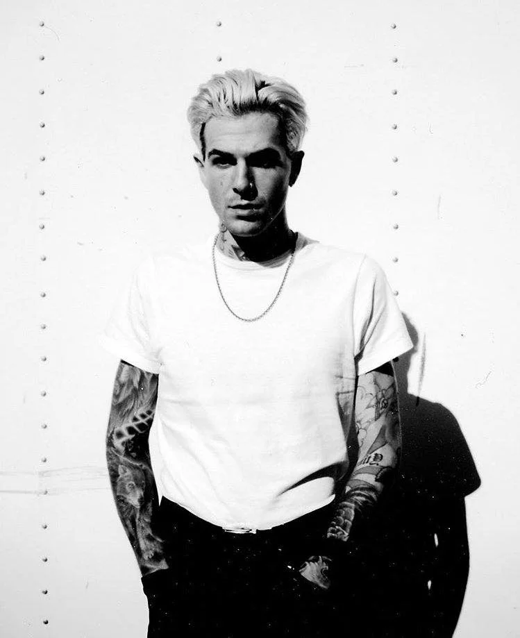 The Neighbourhood Lead Singer Color