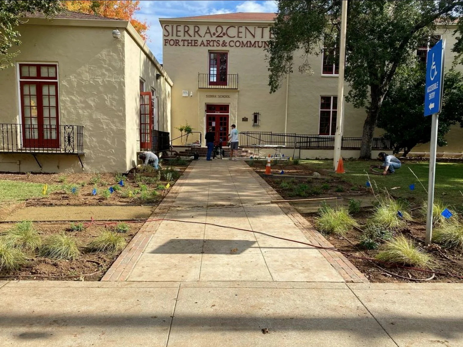 Sierra 2 Center Plant Stories Garden — MIRIDAE