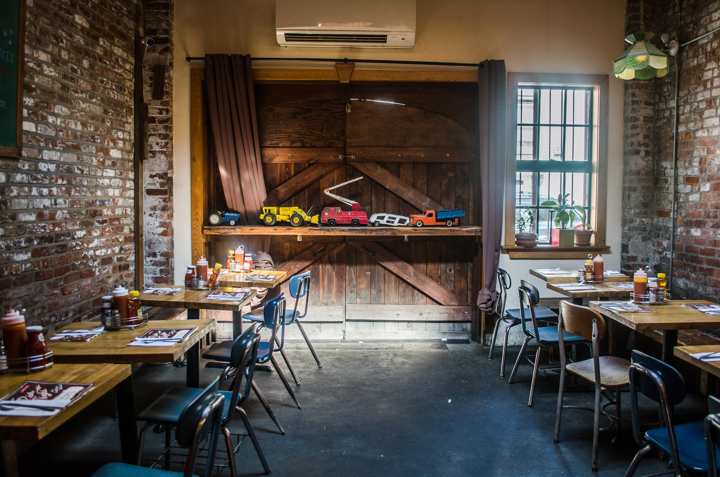 Breakfast at Pies 'n' Thighs — passerby
