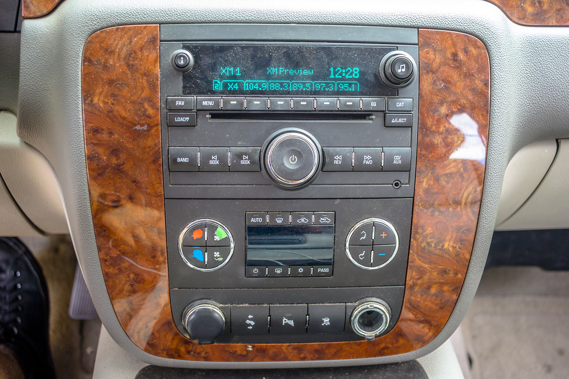 This 2008 Chevy Avalanche added a great basic system! — On-site mobile ...