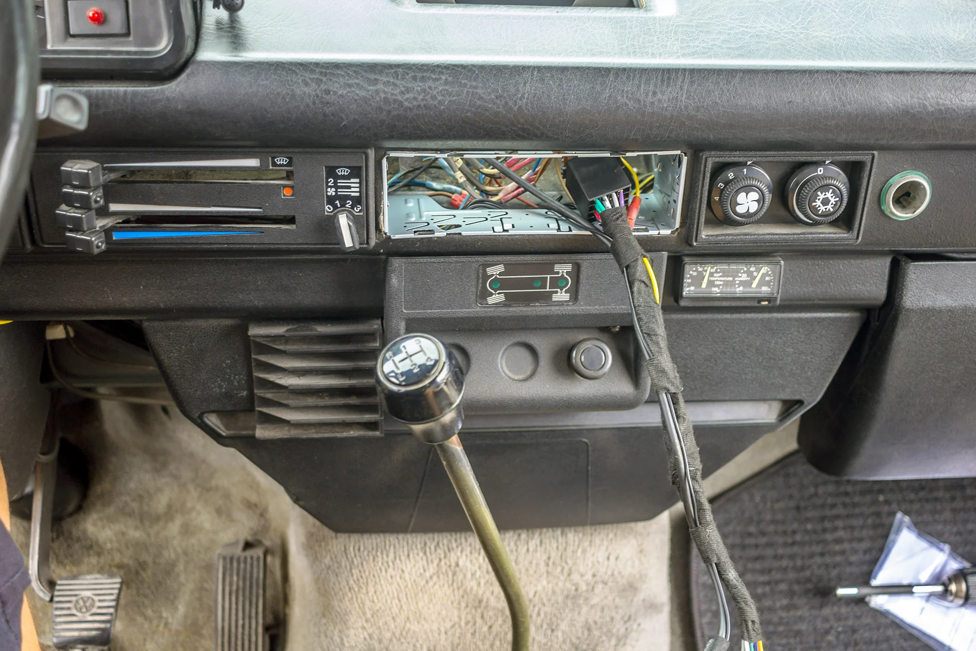 We updated the sound in this 1987 Volkswagen Vanagon — On-site mobile ...