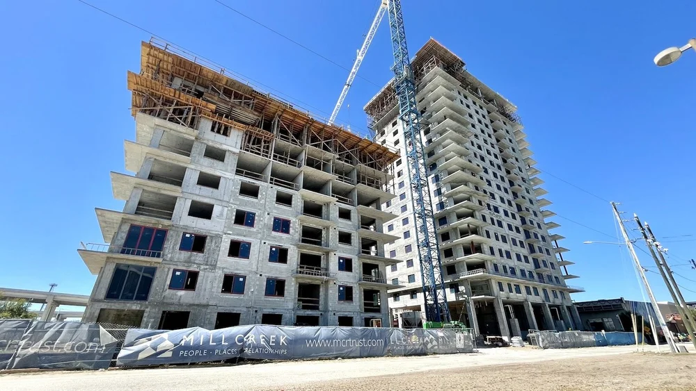 20-story apartment building Modera St. Petersburg tops out in downtown ...