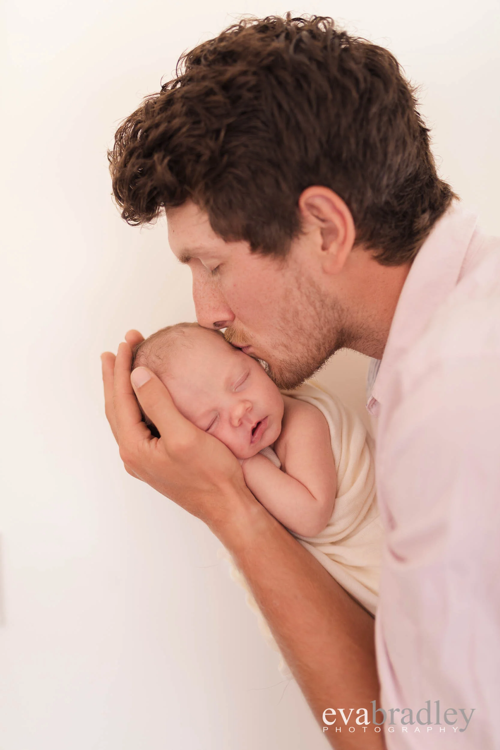 Oh baby! Newborn photography session at home with little Ellery — Eva ...