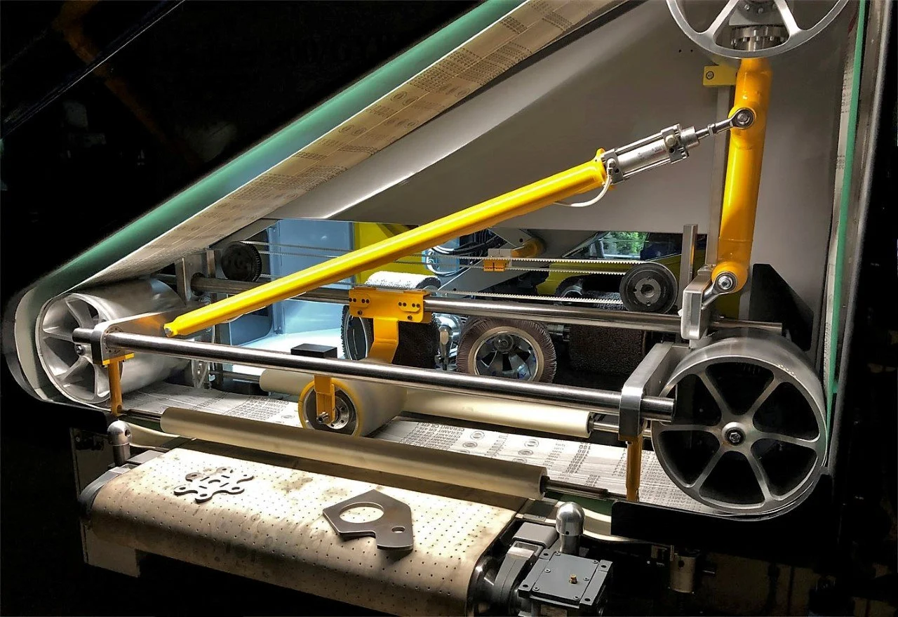 Fladder toont nieuwe HYBRID ontbraammachine: bandschuren en kanten breken