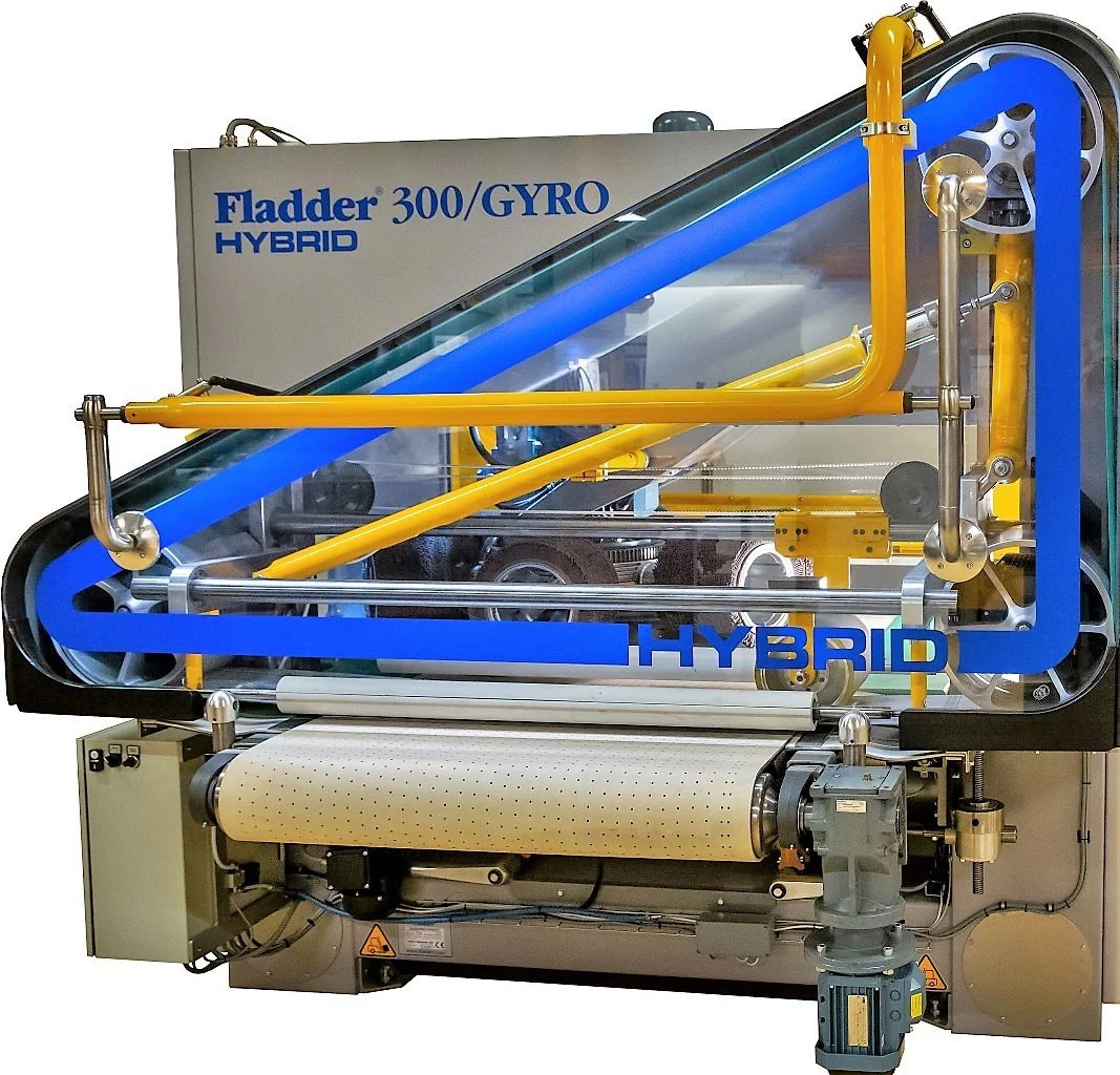 Fladder toont nieuwe HYBRID ontbraammachine: bandschuren en kanten breken