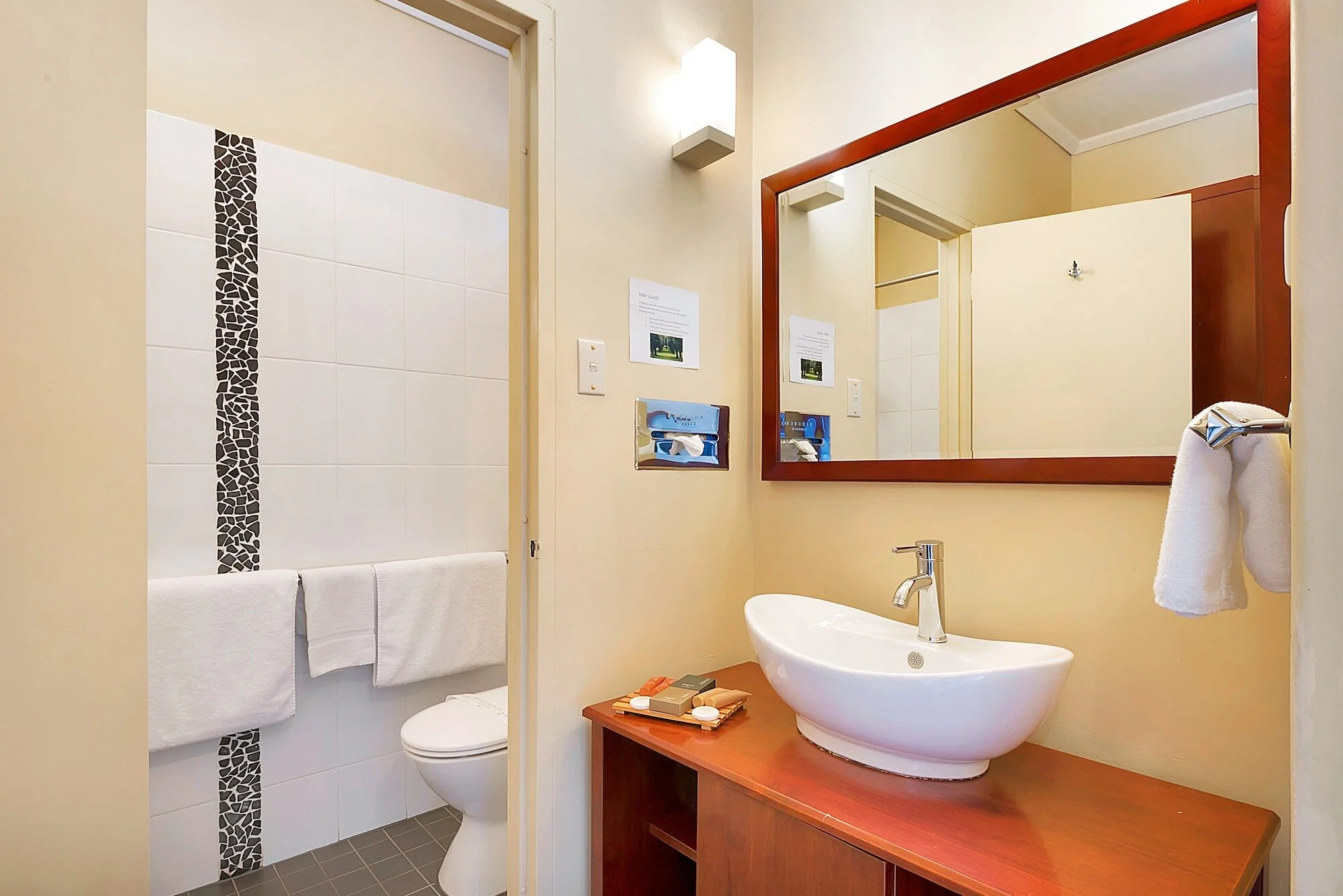 Deluxe Queen Twin — Official Site: Comfort Inn Whyalla