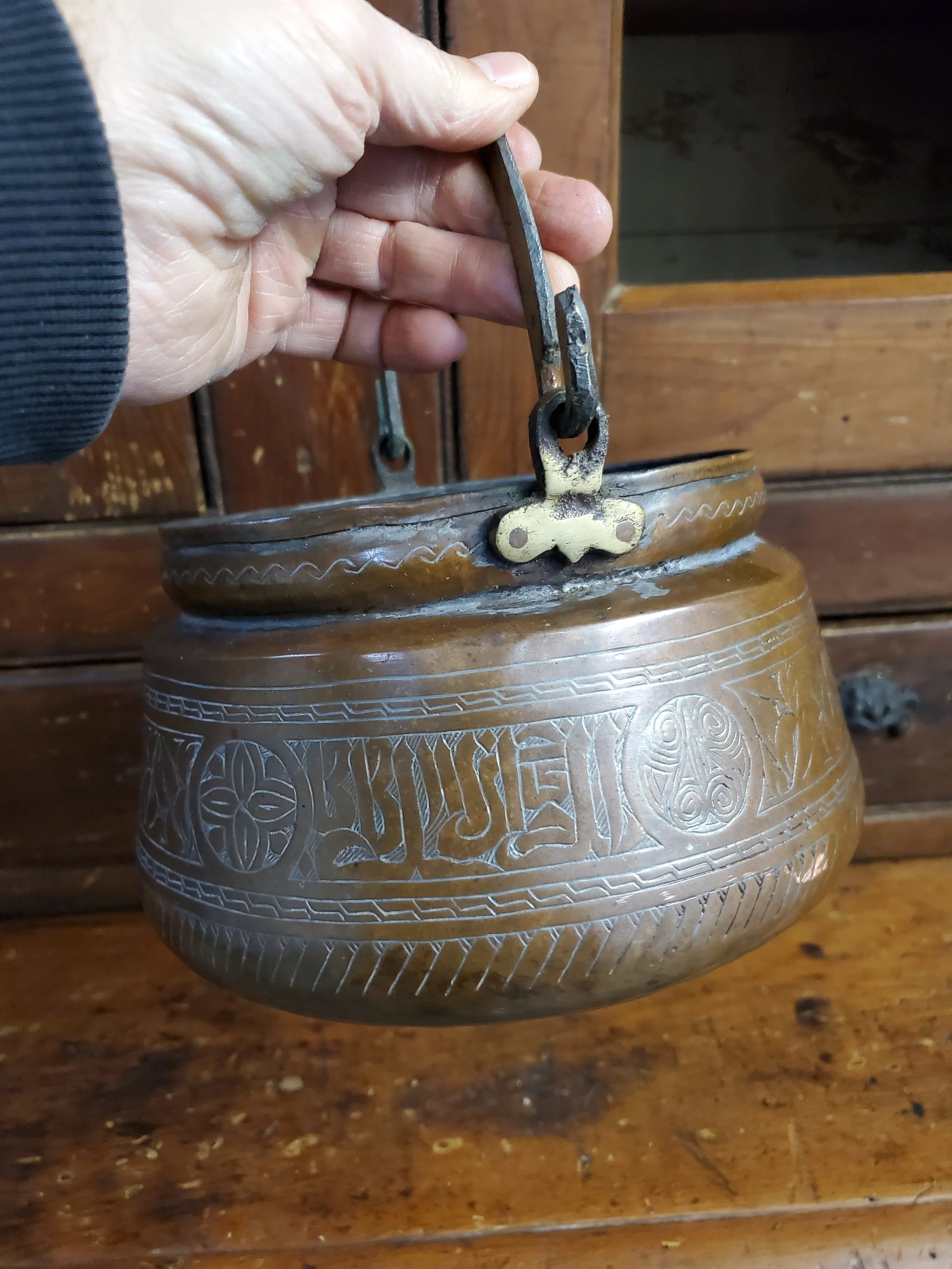 Ancien contenant seau à hammam en cuivre embossé & gravé égyptien AC 6084 — Style Labo Antiquités