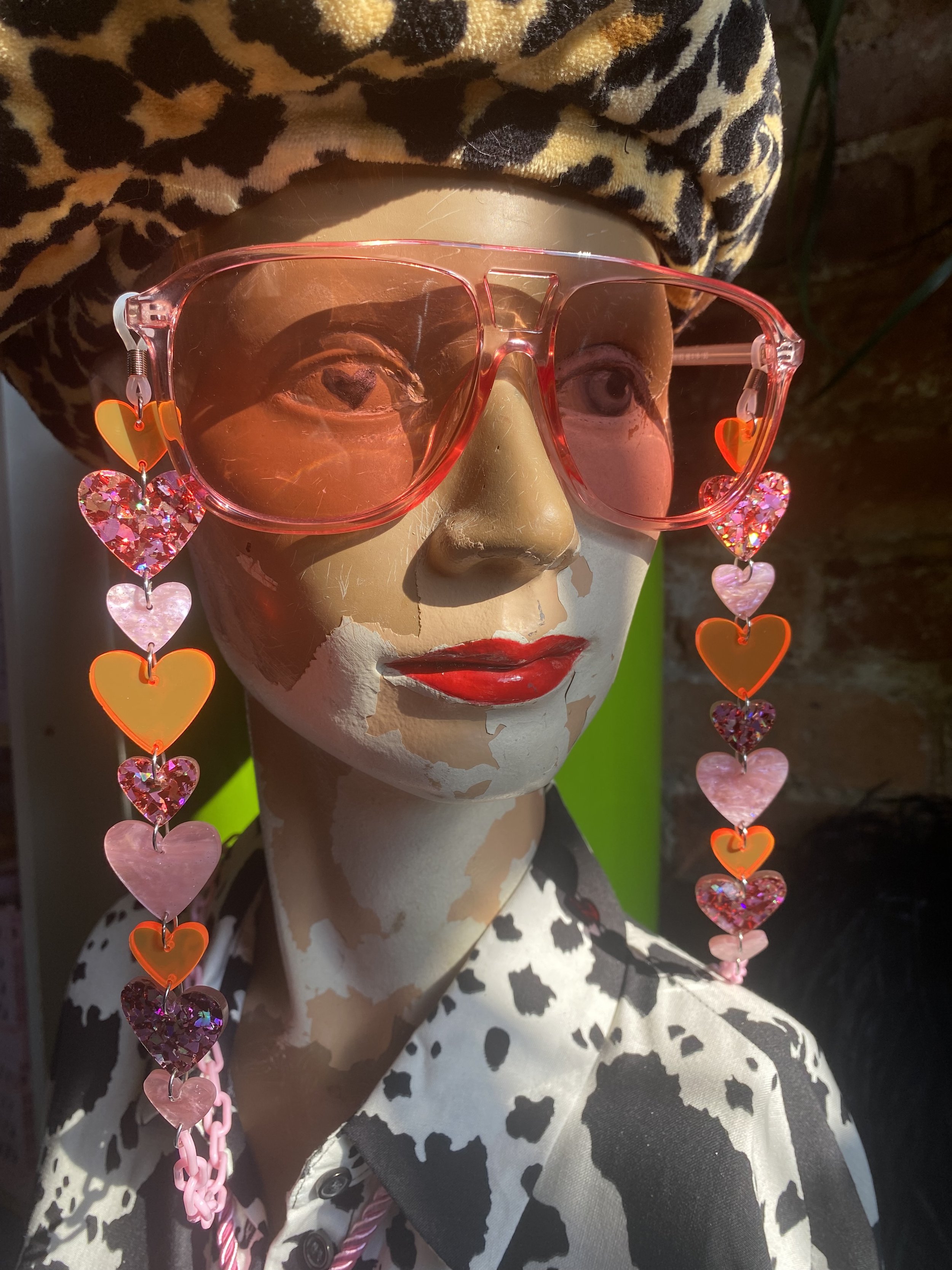 SUNGLASS CHAIN HEARTS (MIXED) — NO BASIC BOMBSHELL