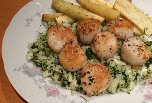Sint-Jacobsnootjes met bloemkool- en broccolicouscous — Amuses et Délices