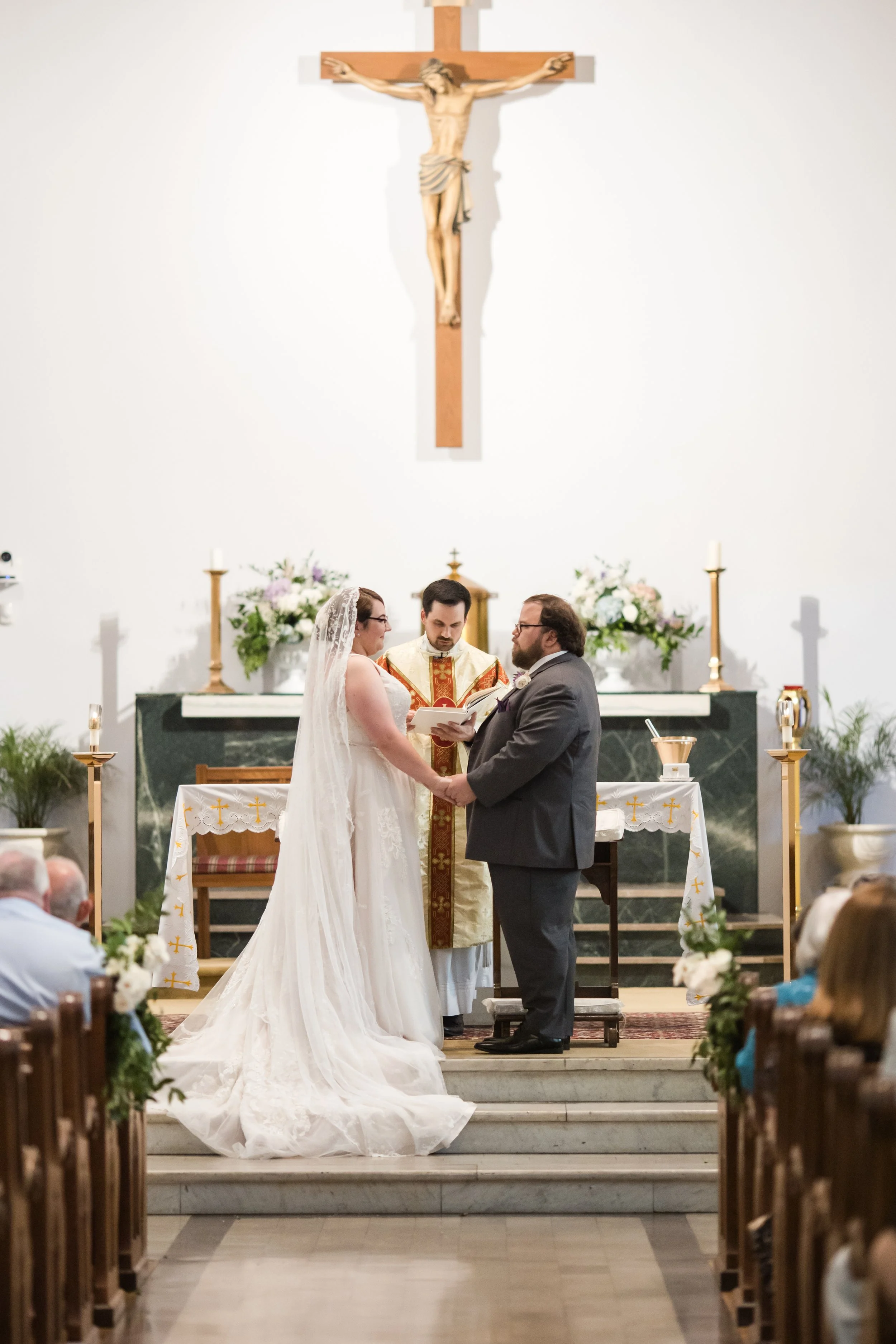 Caroline + Michael’s Traditional Savannah Wedding at Sacred Heart ...