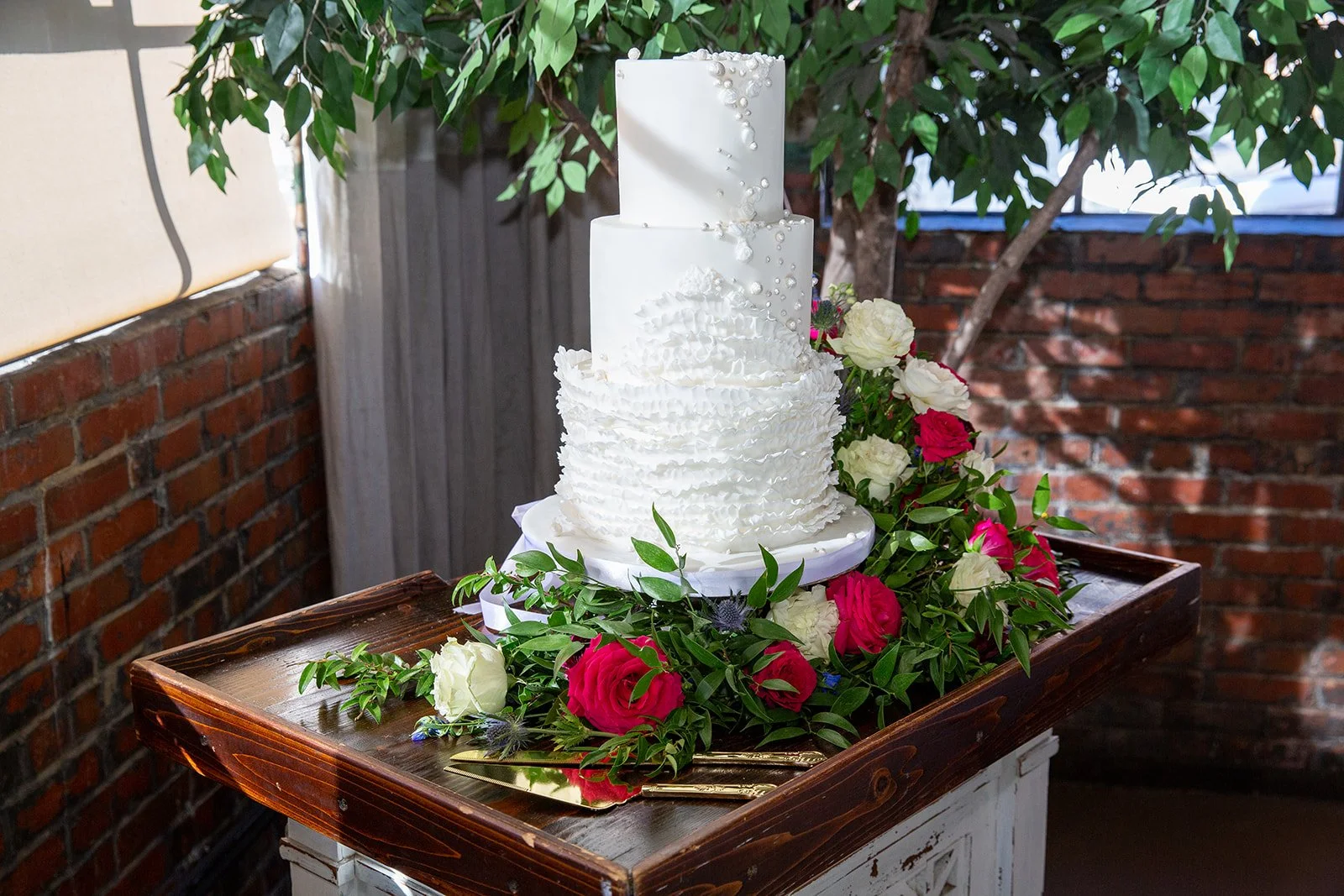 Vibrant Modern Florals for Shametra + Draper's Savannah Wedding at ...