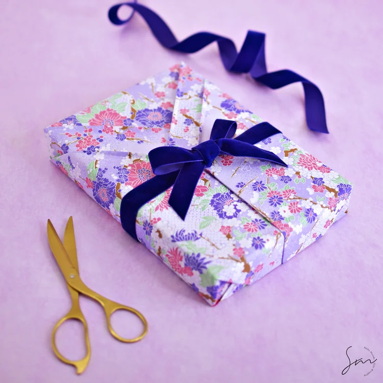 Wrapping a book while showcasing its covers — Shiho Masuda Gift Wrapping
