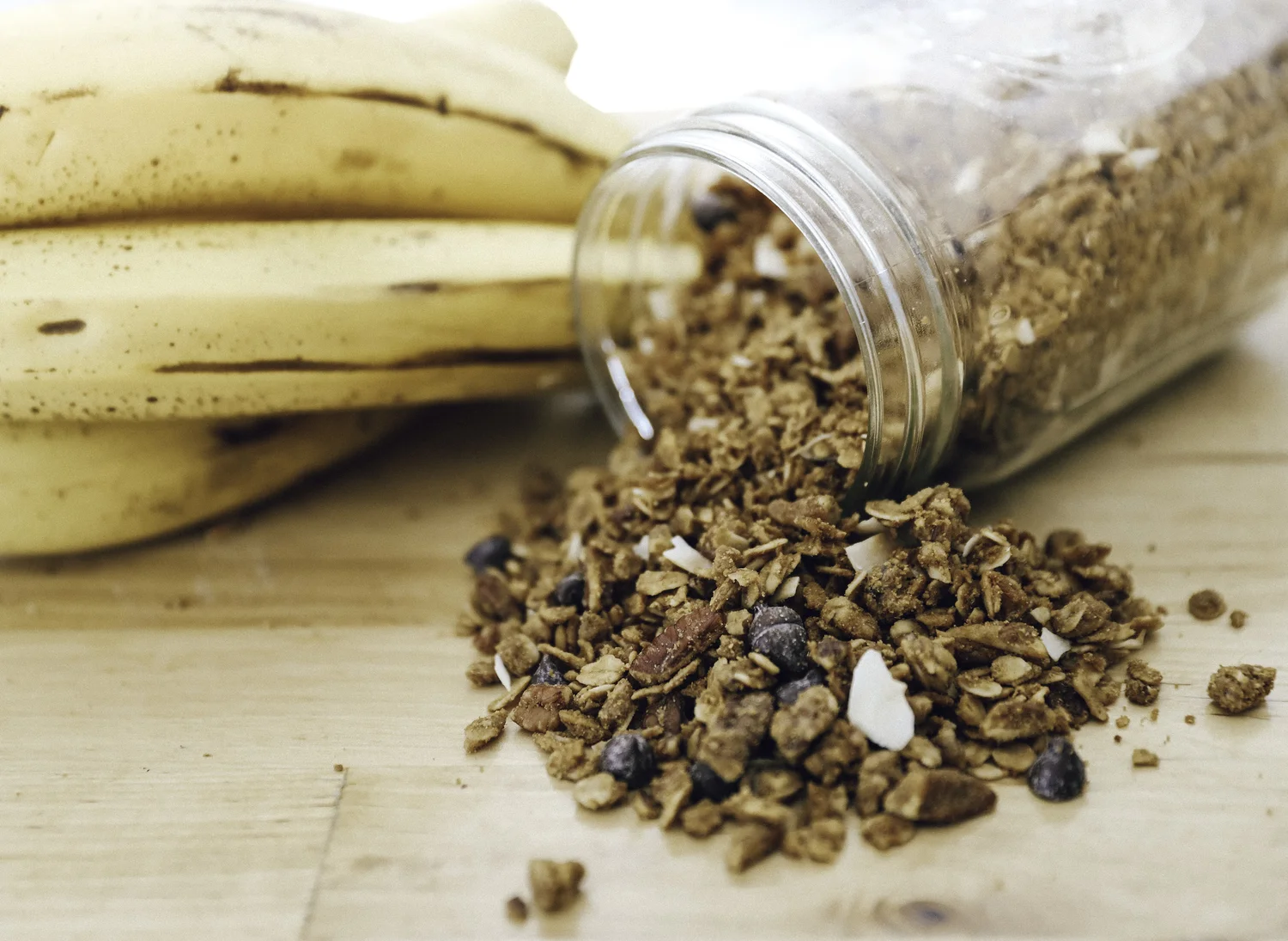 PB + CHOCOLATE HOMEMADE GRANOLA — earthyandy