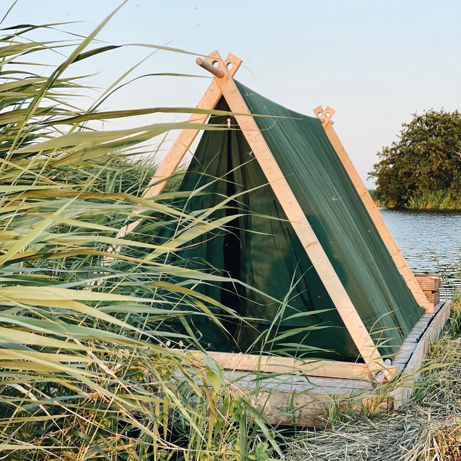 Slapen op een kampeervlot van Experience Waterland — Expeditie Kram ...