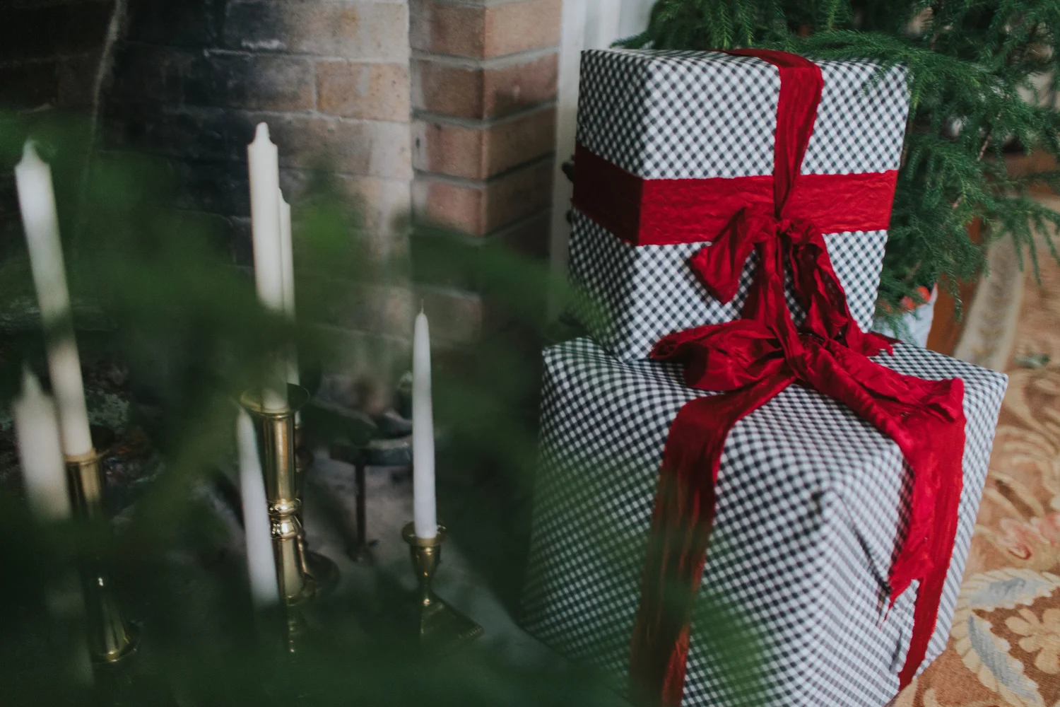 Deck the Halls with Tons of Flowers: A unique mantle decorating idea ...