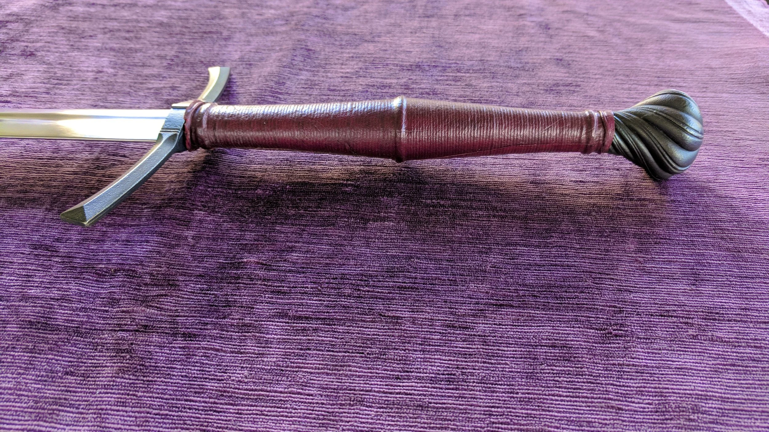 Waisted Spiral Pommel Bastard Sword-Red Grip (SHARP/BLUNT) — Jesse ...