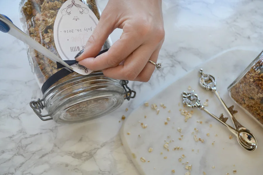 DIY HOMEMADE GRANOLA WEDDING FAVORS — KENDRA FOUND IT