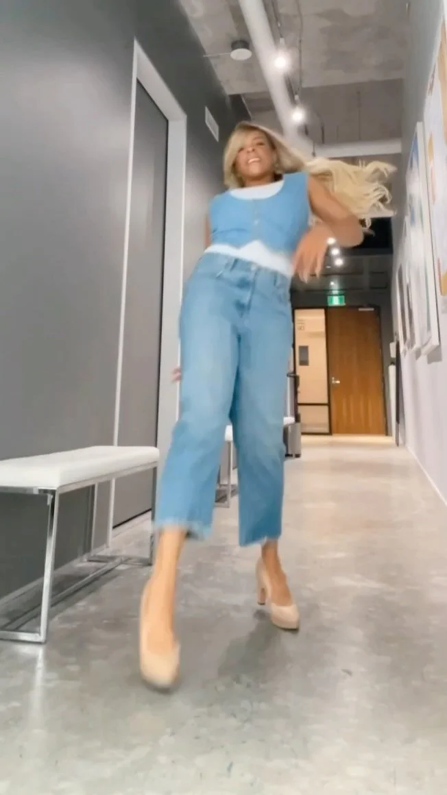 Shoes and stretches to limit leg and back pain while waiting at the airport — Dr. Liza