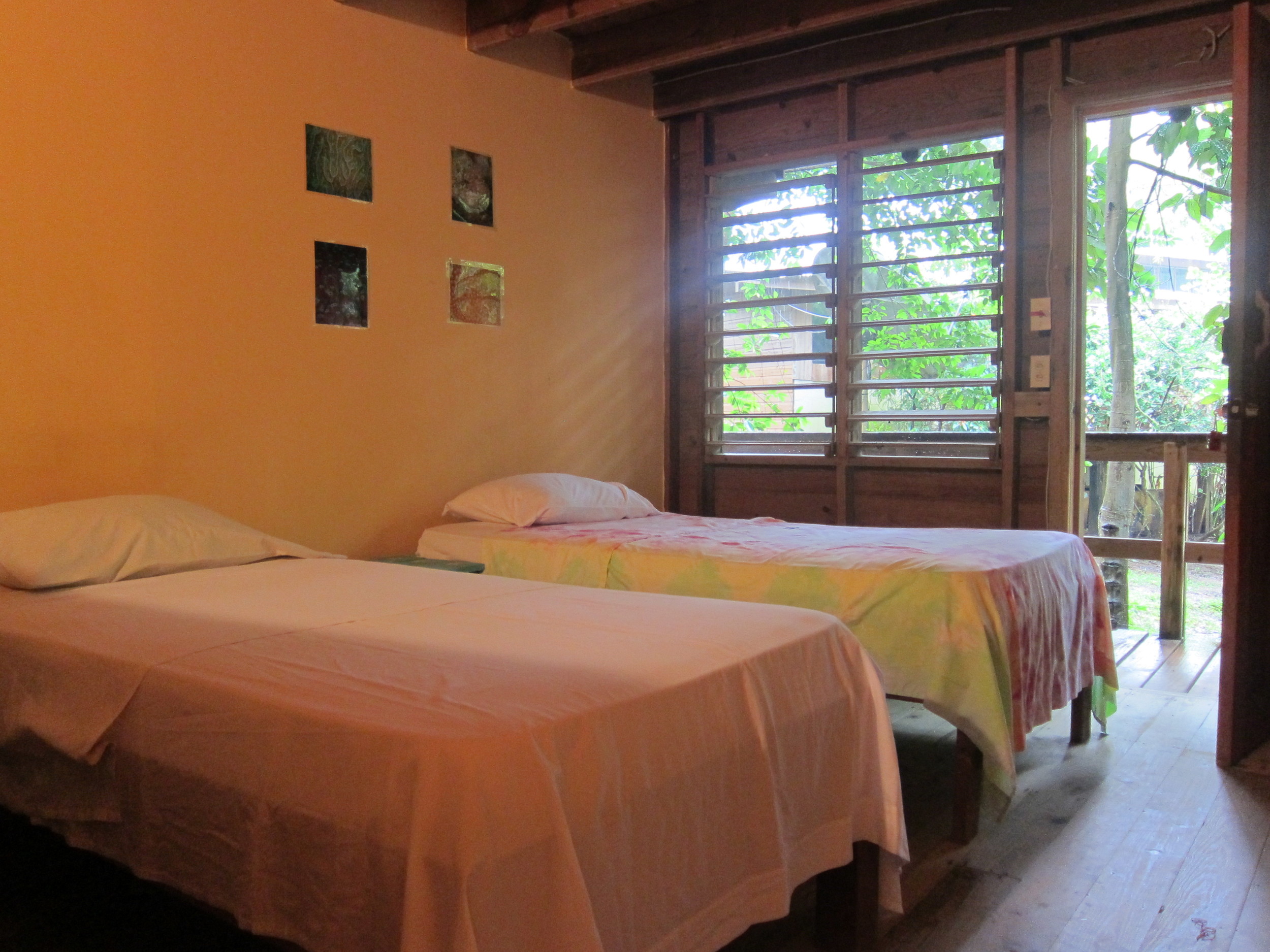 Best beachfront, budget hotel, West End, Roatan. Hostel rooms for ...