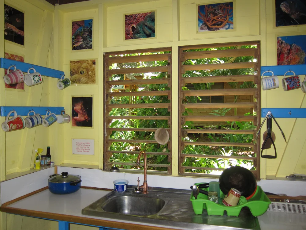 Best beachfront, budget hotel, West End, Roatan. Hostel rooms for ...