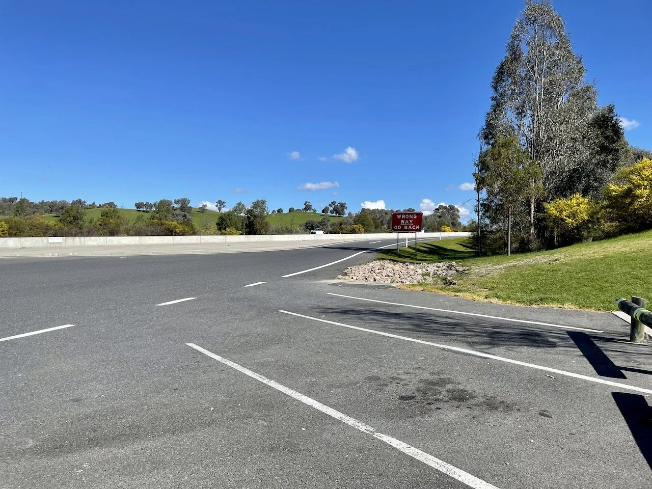 Canberra 2023-08 -1- Hume Highway — Girt By