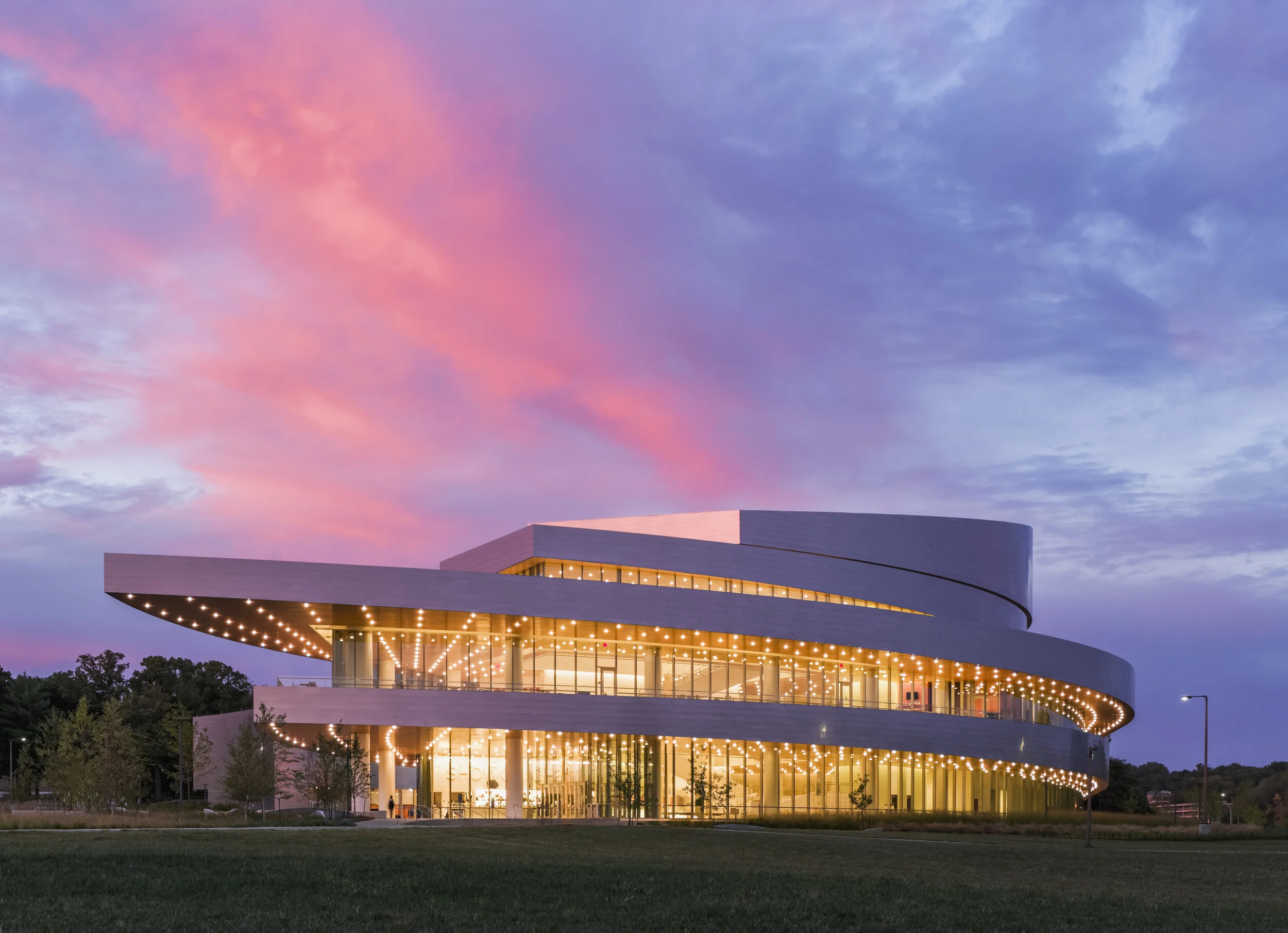 Hancher Auditorium, Photographed by Jeff Goldberg and Designed by Pelli ...