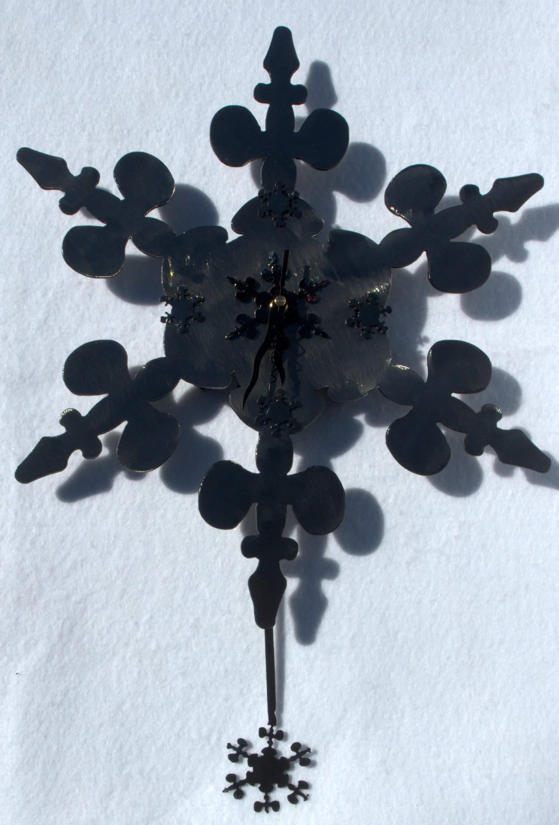 Snowflake Clock with Pendulum | cARTer Cottage Décor