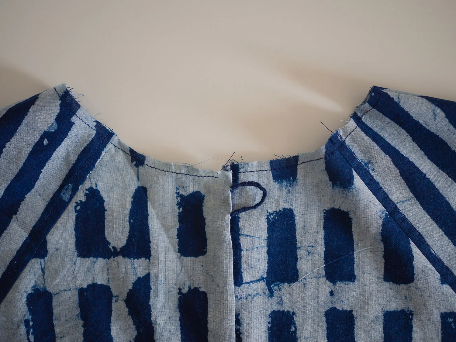 The Collins Top Sew-along : Sewing an all-in-one facing — In the Folds