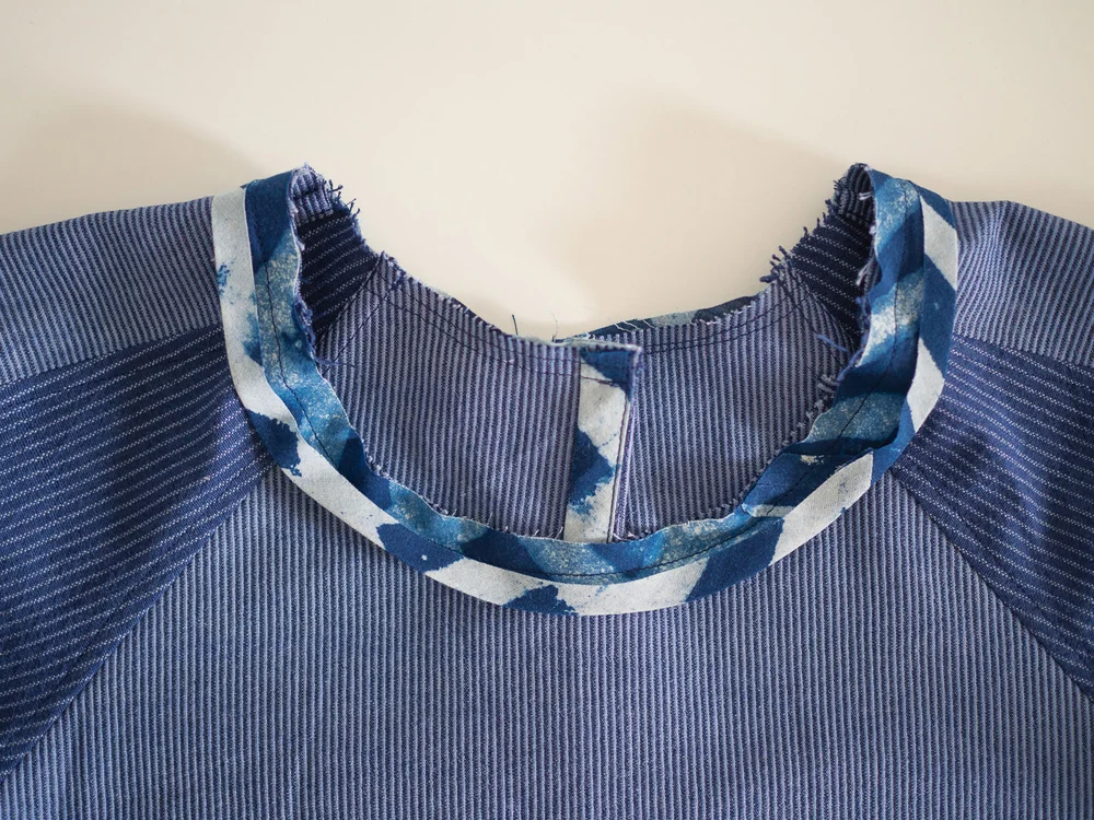 The Collins Top Sew-along : Binding the neckline — In the Folds