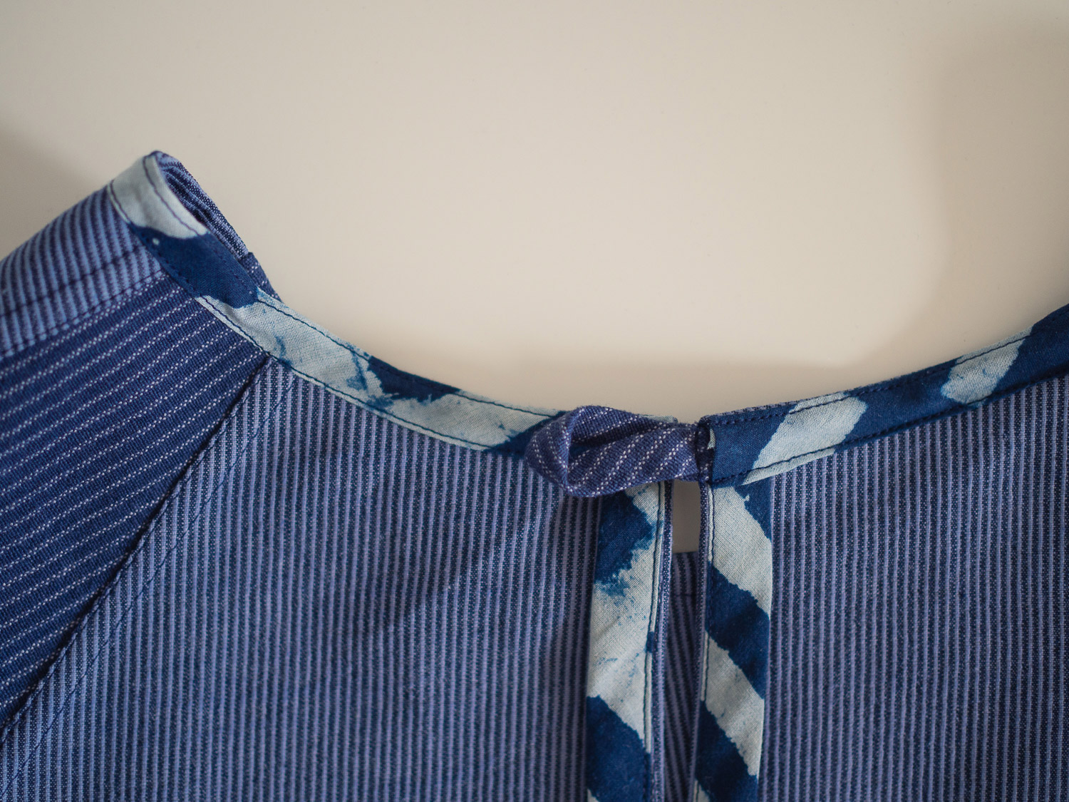 The Collins Top Sew-along : Binding the neckline — In the Folds