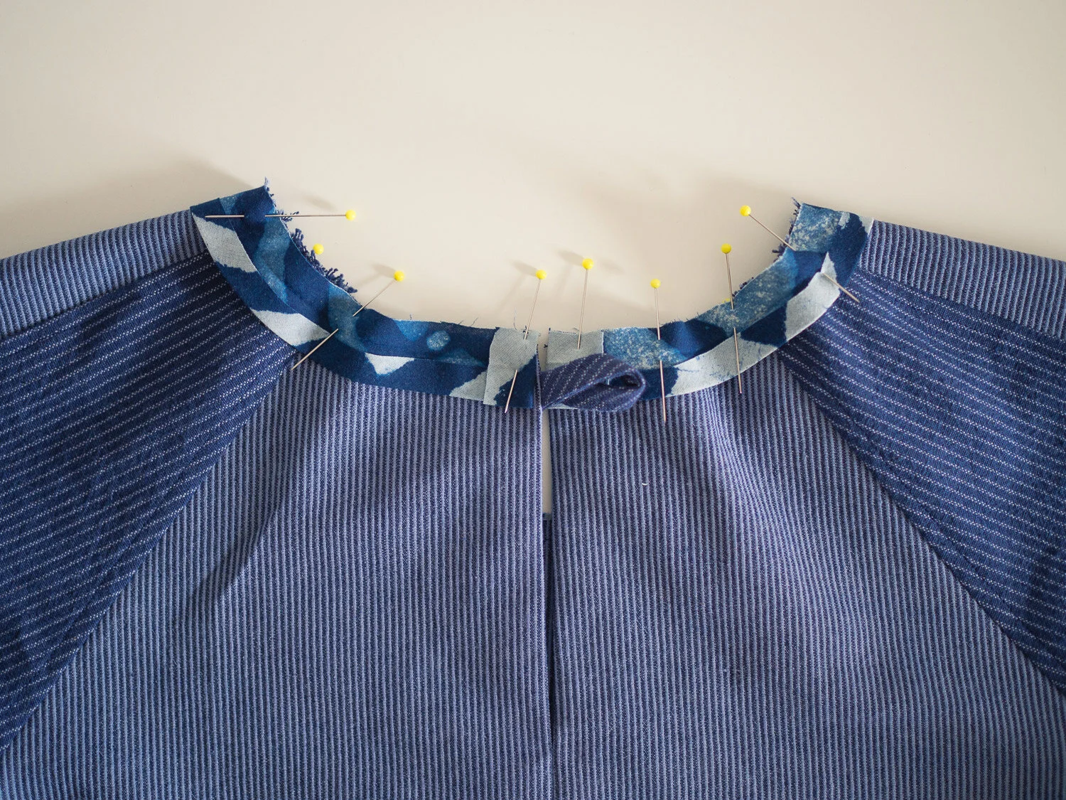 ISSUE 8 - ATTACHING SINGLE FOLD BIAS BINDING — In the Folds