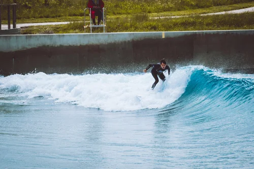 Wave Pools vs. Ocean Surfing: Which is Better for Learning? | Perth Go ...
