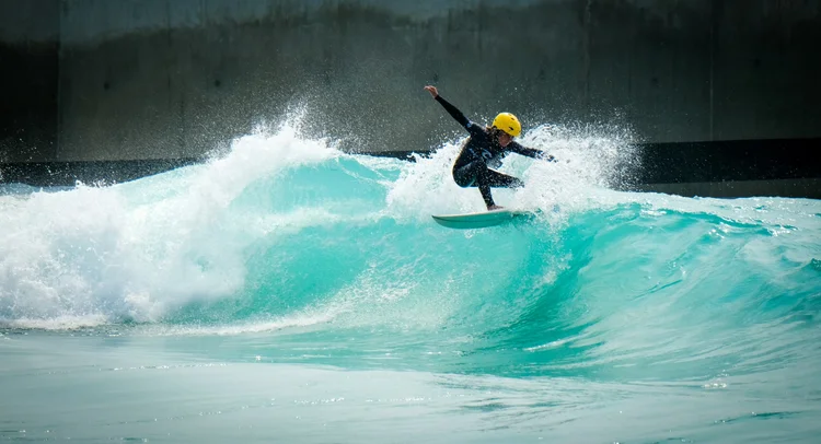 Wave Pools vs. Ocean Surfing: Which is Better for Learning? | Perth Go ...