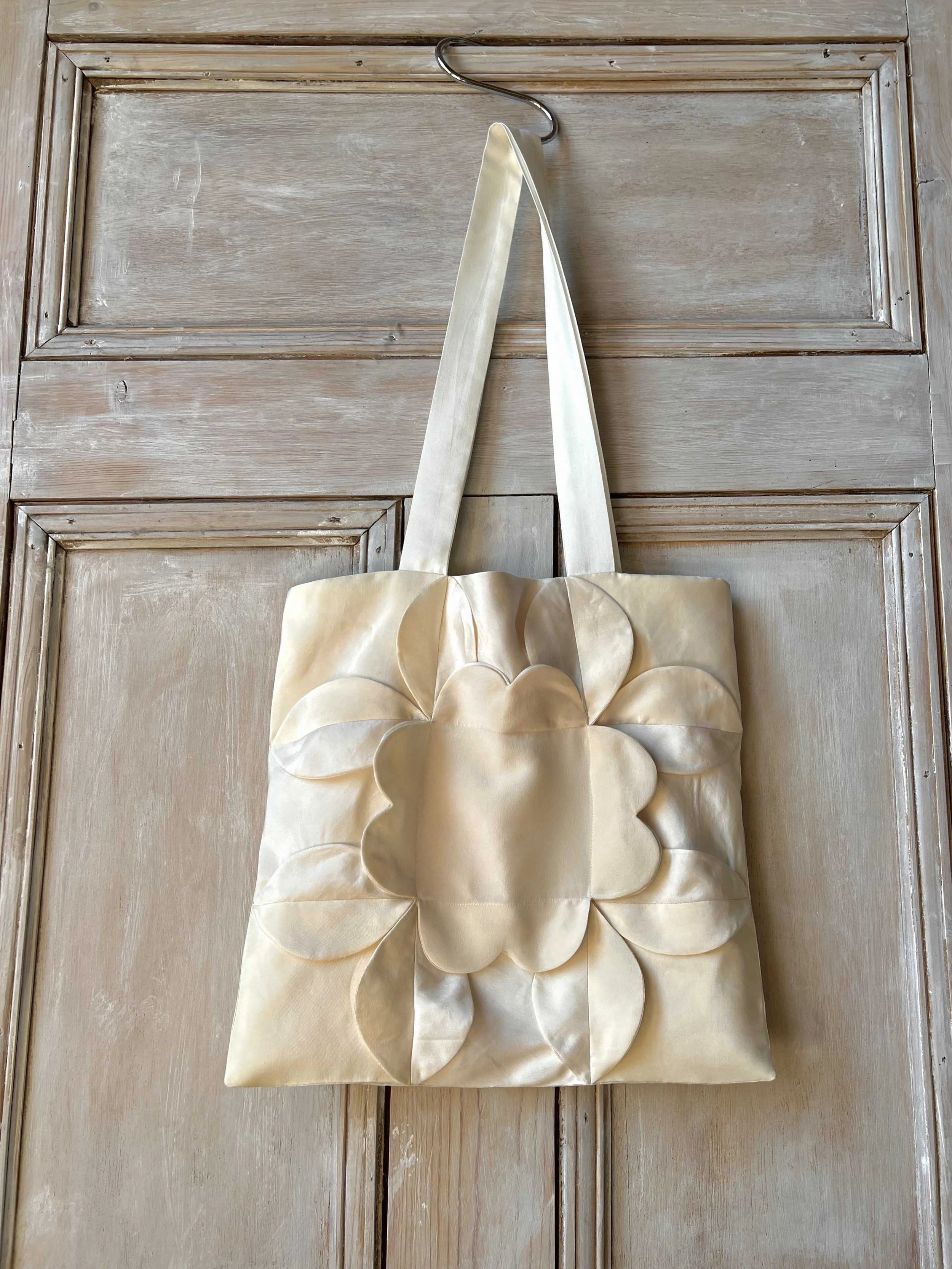 Flower Patchwork Tote bag - Downloadable PDF sewing Pattern — R O B E R ...