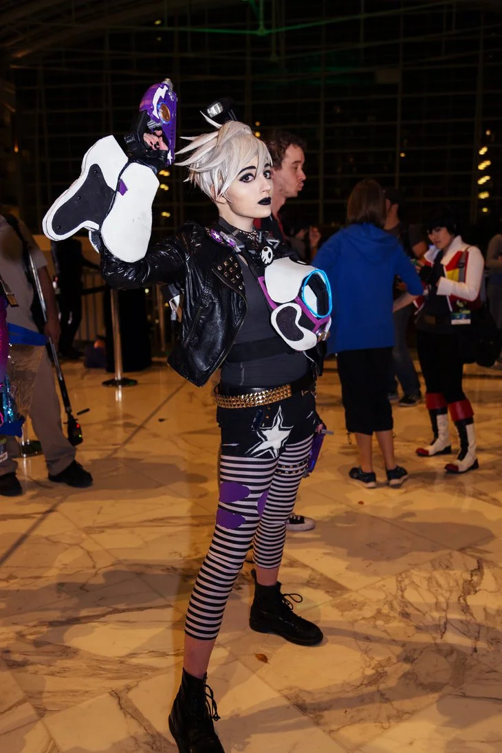 Ultraviolet Tracer Shines Bright In This OVERWATCH Cosplay — GameTyrant