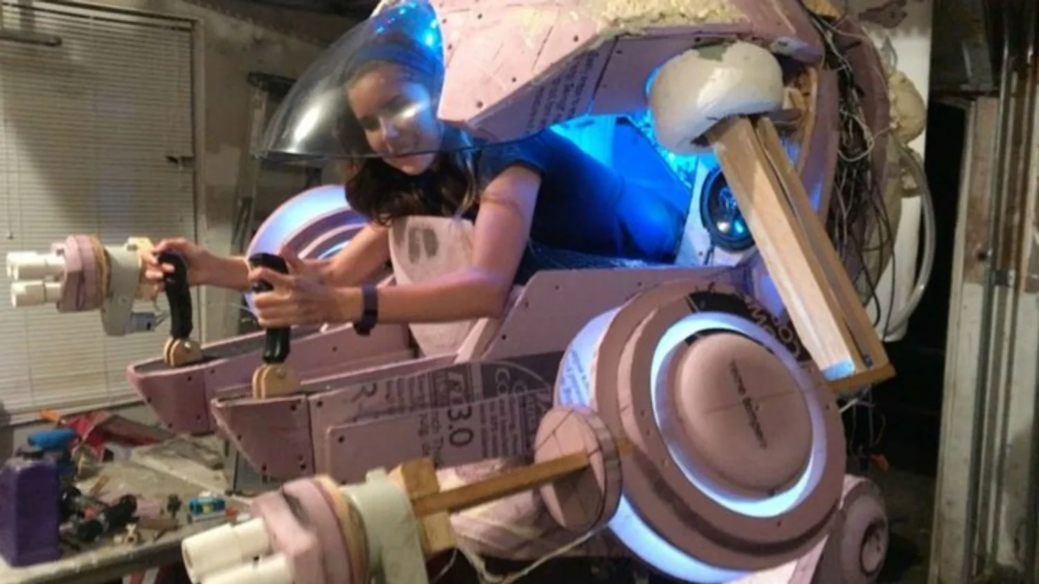 Father Builds A Functional OVERWATCH D.Va Mech For Daughter to Cosplay — GameTyrant